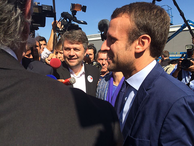 Emmanuel Macron vient se faire tailler la barbe sur le Mondial Coiffure ...